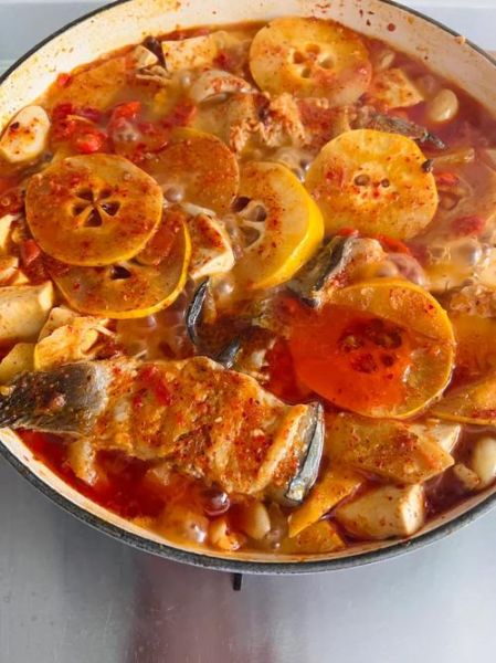 酸木瓜煮鱼怎么做_酸木瓜煮鱼需要焯水吗-第1张图片-山城妙识