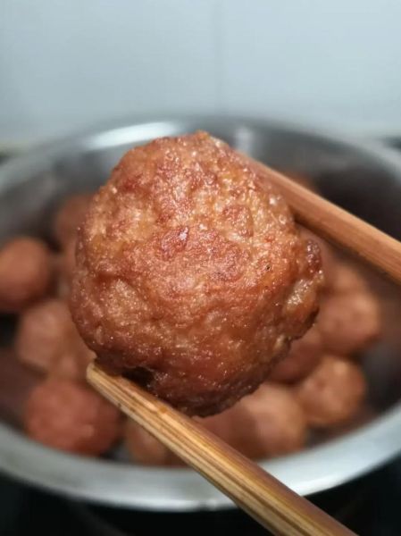 油炸肉圆子怎么做_油炸肉圆子配料有哪些-第1张图片-山城妙识 油炸肉圆子怎么做_油炸肉圆子配料有哪些-第1张图片-山城妙识