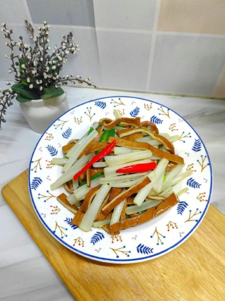 芹菜炒豆干怎么做_芹菜炒豆干需要焯水吗-第3张图片-山城妙识 芹菜炒豆干怎么做_芹菜炒豆干需要焯水吗-第3张图片-山城妙识