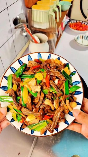 新鲜花菇怎么做好吃_花菇炒肉的做法步骤-第1张图片-山城妙识