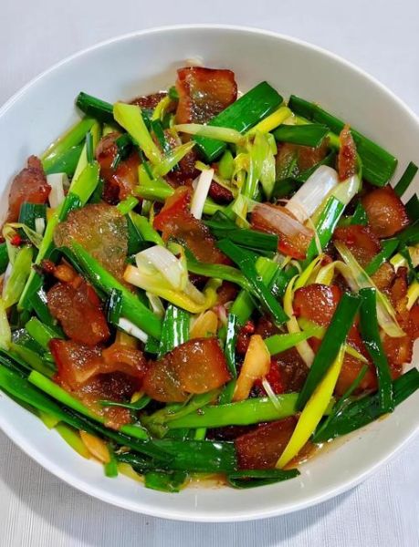 腊肉炒蒜苔怎么炒好吃_腊肉炒蒜苔用焯水吗-第1张图片-山城妙识 腊肉炒蒜苔怎么炒好吃_腊肉炒蒜苔用焯水吗-第1张图片-山城妙识