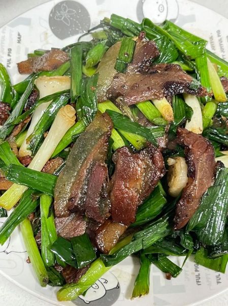 四川蒜苗炒腊肉怎么做_正宗腊肉炒蒜苗做法-第1张图片-山城妙识
