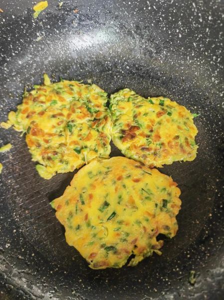 槐花煎饼怎么做_槐花煎饼的功效与作用-第1张图片-山城妙识 槐花煎饼怎么做_槐花煎饼的功效与作用-第1张图片-山城妙识