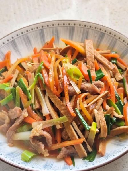 胡萝卜丝炒肉怎么做_炒多久才脆嫩-第2张图片-山城妙识 胡萝卜丝炒肉怎么做_炒多久才脆嫩-第2张图片-山城妙识