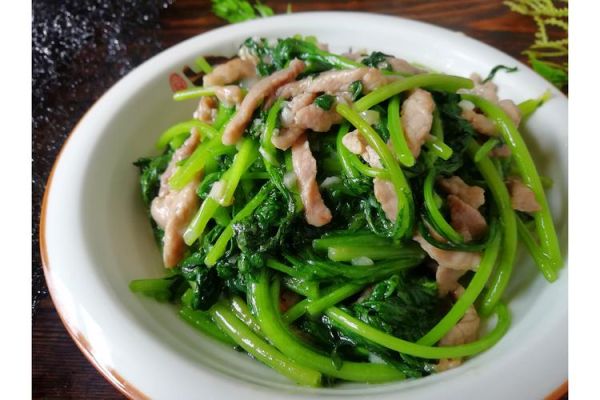 茼蒿炒肉片怎么做_茼蒿炒肉片的家常做法-第1张图片-山城妙识