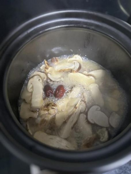鲜松茸炖鸡怎么做_鲜松茸炖鸡的功效与禁忌-第3张图片-山城妙识 鲜松茸炖鸡怎么做_鲜松茸炖鸡的功效与禁忌-第3张图片-山城妙识
