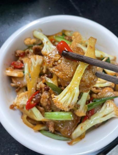 五花肉干锅花菜怎么做_花菜要不要焯水-第1张图片-山城妙识 五花肉干锅花菜怎么做_花菜要不要焯水-第1张图片-山城妙识