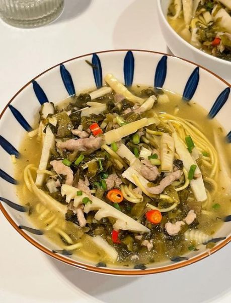 一碗雪菜肉丝面热量是多少_减肥能吃吗-第1张图片-山城妙识