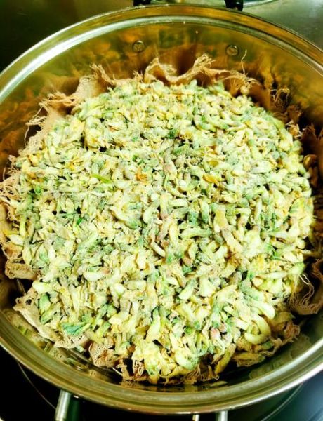 槐花麦饭怎么做_槐花麦饭的功效与作用-第1张图片-山城妙识
