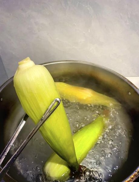 冷水下锅的玉米煮多久_甜糯口感最佳时间-第1张图片-山城妙识 冷水下锅的玉米煮多久_甜糯口感最佳时间-第1张图片-山城妙识