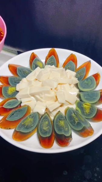 松花蛋拌豆腐怎么做_松花蛋拌豆腐做法大全-第1张图片-山城妙识