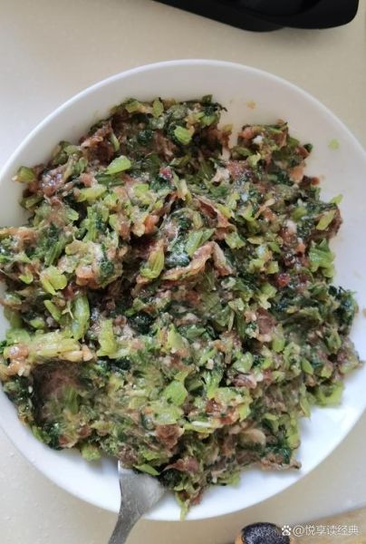 芹菜包饺子要不要挤水_芹菜饺子馅出水怎么办-第1张图片-山城妙识 芹菜包饺子要不要挤水_芹菜饺子馅出水怎么办-第1张图片-山城妙识