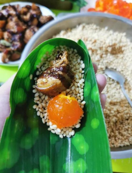 蛋黄粽子怎么做_咸蛋黄粽子的做法步骤-第2张图片-山城妙识