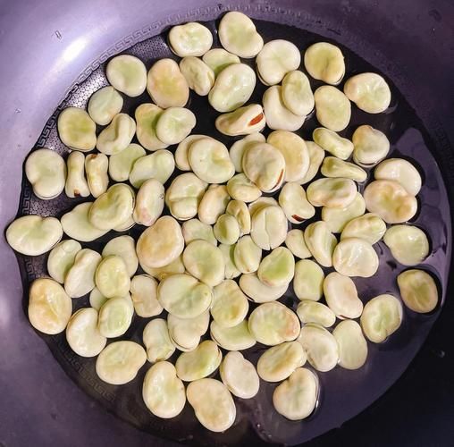 炒老蚕豆的家常做法_老蚕豆怎么炒才酥脆-第2张图片-山城妙识