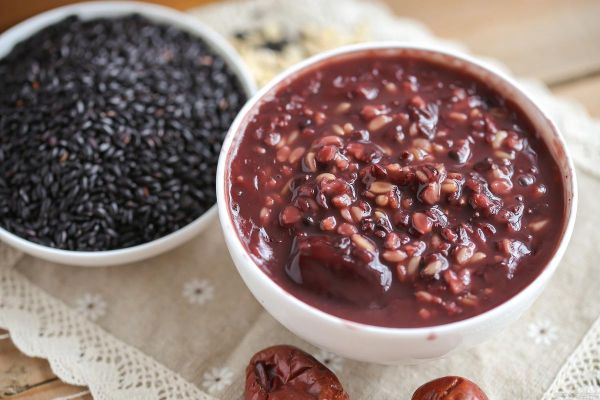 熬黑米粥放什么材料_黑米粥加什么好吃-第1张图片-山城妙识 熬黑米粥放什么材料_黑米粥加什么好吃-第1张图片-山城妙识