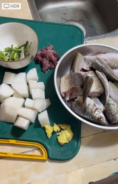 怎样炖鱼汤是白色的_鱼汤变白的小技巧-第2张图片-山城妙识