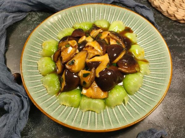 小油菜炒香菇怎么炒好吃_小油菜炒香菇用焯水吗-第3张图片-山城妙识