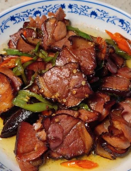 湖南腊肉怎么做好吃又简单_湖南腊肉炒什么最香-第1张图片-山城妙识
