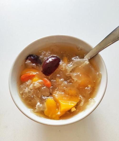 银耳莲子羹电饭煲做法_银耳莲子羹要煮多久-第1张图片-山城妙识