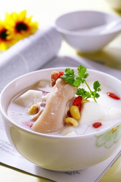 猪蹄汤怎么炖才白_猪蹄汤放什么食材最营养-第3张图片-山城妙识