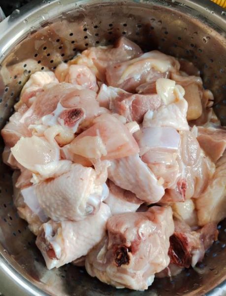 家常炖鸡怎么做才好吃_家常炖鸡需要焯水吗-第3张图片-山城妙识