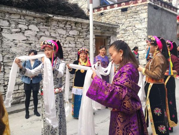 献哈达是哪个民族的_哈达礼仪由来-第3张图片-山城妙识