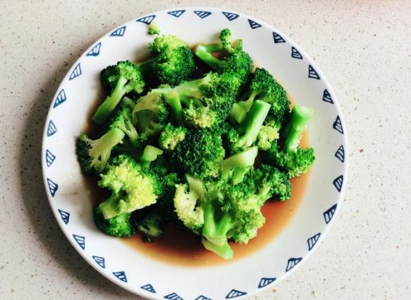 西兰花怎么焯水不变黄_西兰花炒多久才脆嫩-第1张图片-山城妙识