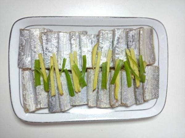 清蒸带鱼怎么做好吃又简单_清蒸带鱼的家常做法-第3张图片-山城妙识 清蒸带鱼怎么做好吃又简单_清蒸带鱼的家常做法-第3张图片-山城妙识