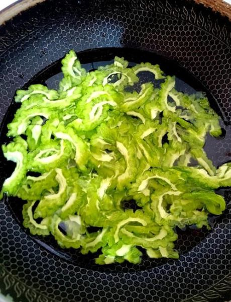 苦瓜炒鸡蛋怎么做不苦_苦瓜炒蛋滑嫩秘诀-第1张图片-山城妙识 苦瓜炒鸡蛋怎么做不苦_苦瓜炒蛋滑嫩秘诀-第1张图片-山城妙识