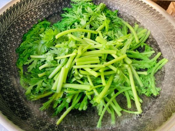 凉拌茼蒿要不要焯水_茼蒿焯水多久最佳-第3张图片-山城妙识 凉拌茼蒿要不要焯水_茼蒿焯水多久最佳-第3张图片-山城妙识