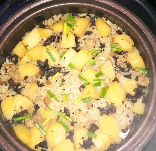 云南土豆焖饭怎么做_家常做法步骤详解-第1张图片-山城妙识 云南土豆焖饭怎么做_家常做法步骤详解-第1张图片-山城妙识