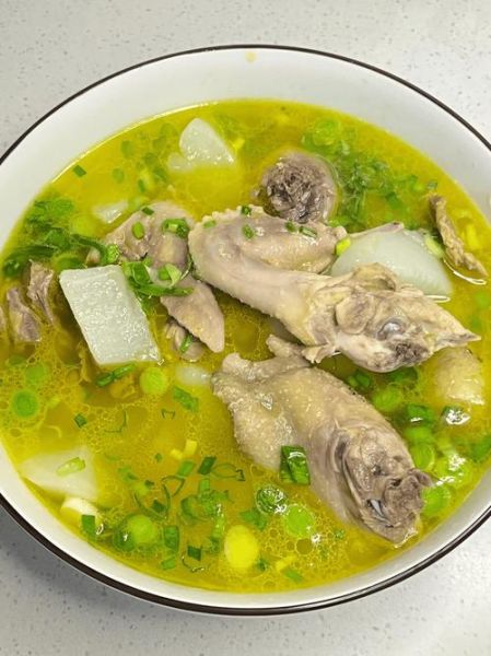 夏天鸡汤里放什么食材好_夏天煲鸡汤放什么清热祛湿-第1张图片-山城妙识