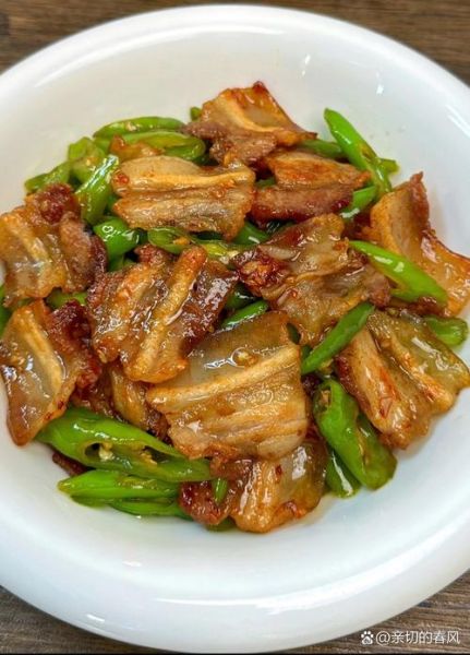 五花肉炒辣椒怎么做_五花肉炒辣椒辣不辣-第1张图片-山城妙识