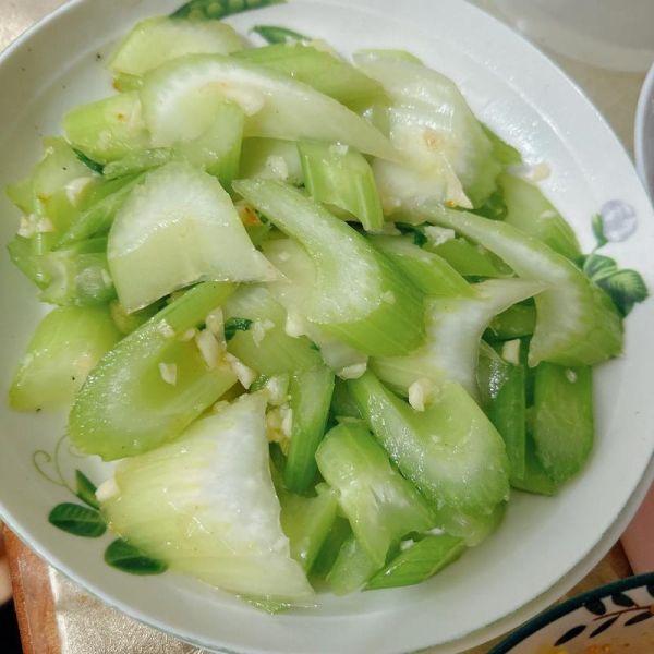 清炒西芹怎么做才脆_清炒西芹需要焯水吗-第1张图片-山城妙识 清炒西芹怎么做才脆_清炒西芹需要焯水吗-第1张图片-山城妙识