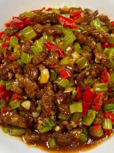 芹菜炒牛肉丝怎么炒才嫩_芹菜炒牛肉丝好吃秘诀-第1张图片-山城妙识