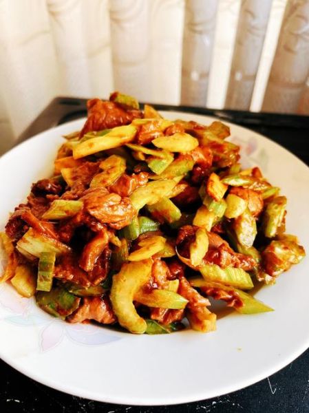 芹菜炒牛肉丝怎么炒才嫩_芹菜炒牛肉丝好吃秘诀-第2张图片-山城妙识