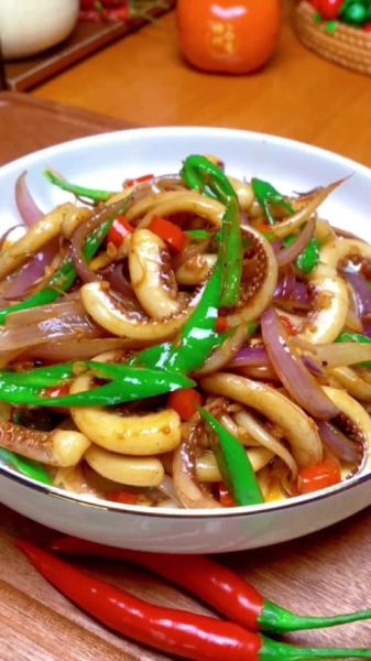 洋葱炒鱿鱼圈怎么做_洋葱炒鱿鱼圈的家常做法-第1张图片-山城妙识