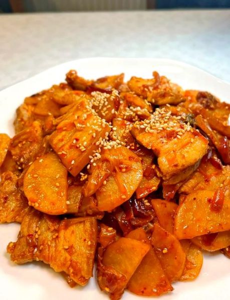 辣白菜炒五花肉土豆片怎么做_辣白菜炒五花肉土豆片热量高吗-第1张图片-山城妙识