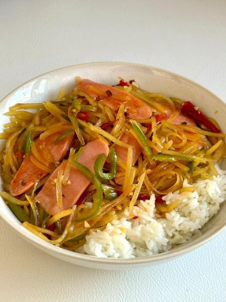 尖椒土豆丝盖饭怎么做_尖椒土豆丝盖饭热量高吗-第2张图片-山城妙识