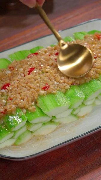 蒜蓉粉丝蒸丝瓜怎么做_丝瓜蒸多久才熟-第1张图片-山城妙识