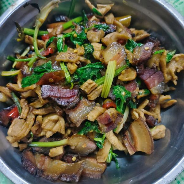 萝卜干炒腊肉怎么做_萝卜干炒腊肉的家常做法-第1张图片-山城妙识