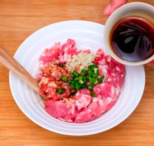 怎么拌饺子馅好吃又香_饺子馅怎么调才鲜嫩多汁-第1张图片-山城妙识