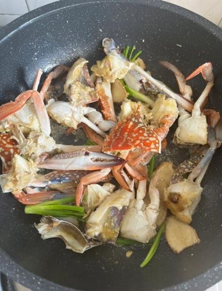 螃蟹怎么做好吃_姜葱炒蟹详细教程-第3张图片-山城妙识