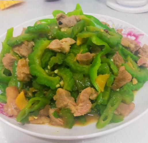 苦瓜炒肉怎么做_苦瓜炒肉的功效与作用-第1张图片-山城妙识