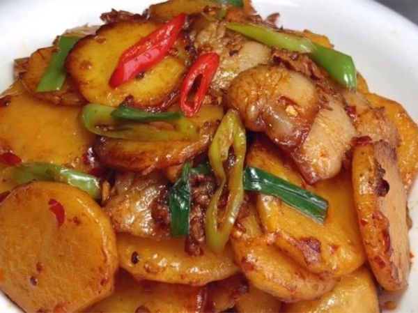 土豆回锅肉怎么做_回锅肉用土豆还是青椒-第1张图片-山城妙识