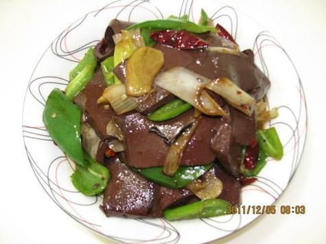 青椒炒猪血怎么做_猪血炒多久才嫩-第2张图片-山城妙识