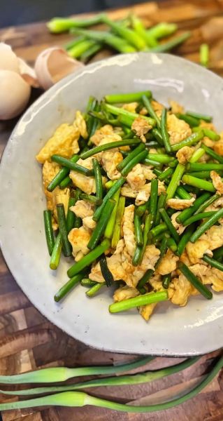 蒜苔炒鸡蛋怎么炒才好吃_蒜苔炒鸡蛋的正宗做法-第2张图片-山城妙识