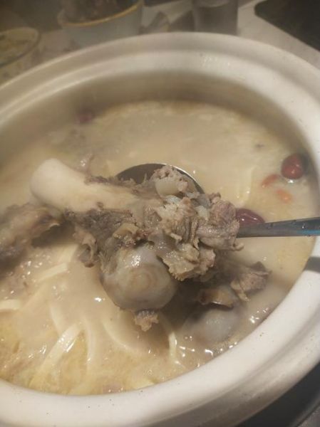 猪骨汤放什么材料_猪骨汤怎么熬才白-第1张图片-山城妙识
