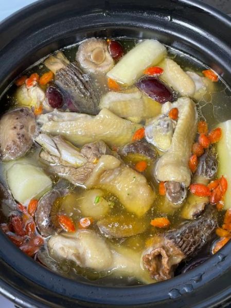 炖鸡汤怎么炖好喝_鸡汤去腥增香的秘诀-第1张图片-山城妙识