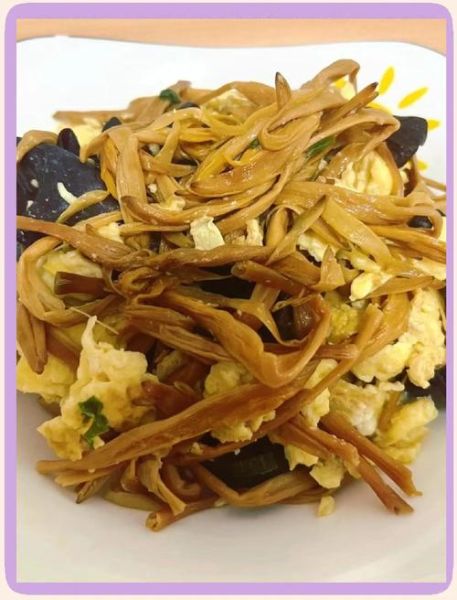 黄花菜炒鸡蛋怎么做_黄花菜炒鸡蛋有什么营养-第1张图片-山城妙识